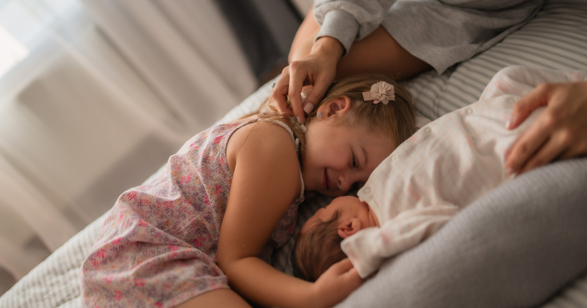 How to prepare older siblings for meeting their baby brother or sister